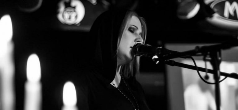 Lisa Cuthbert: sonidos oscuros con una voz encantadora - mtres